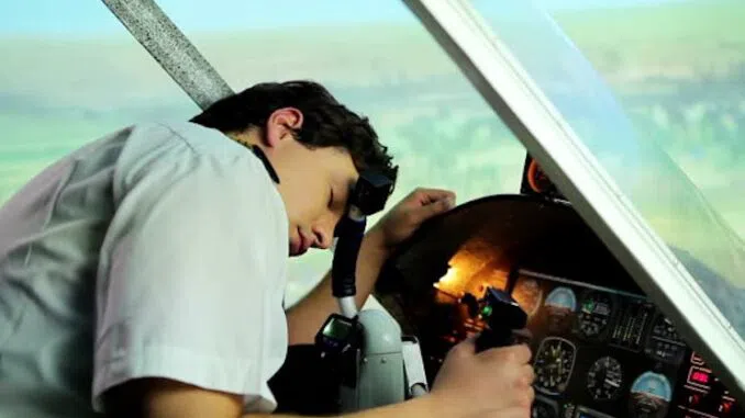 Nedávno ubodnutý pilot náhle zemřel uprostřed letu se stovkami ...